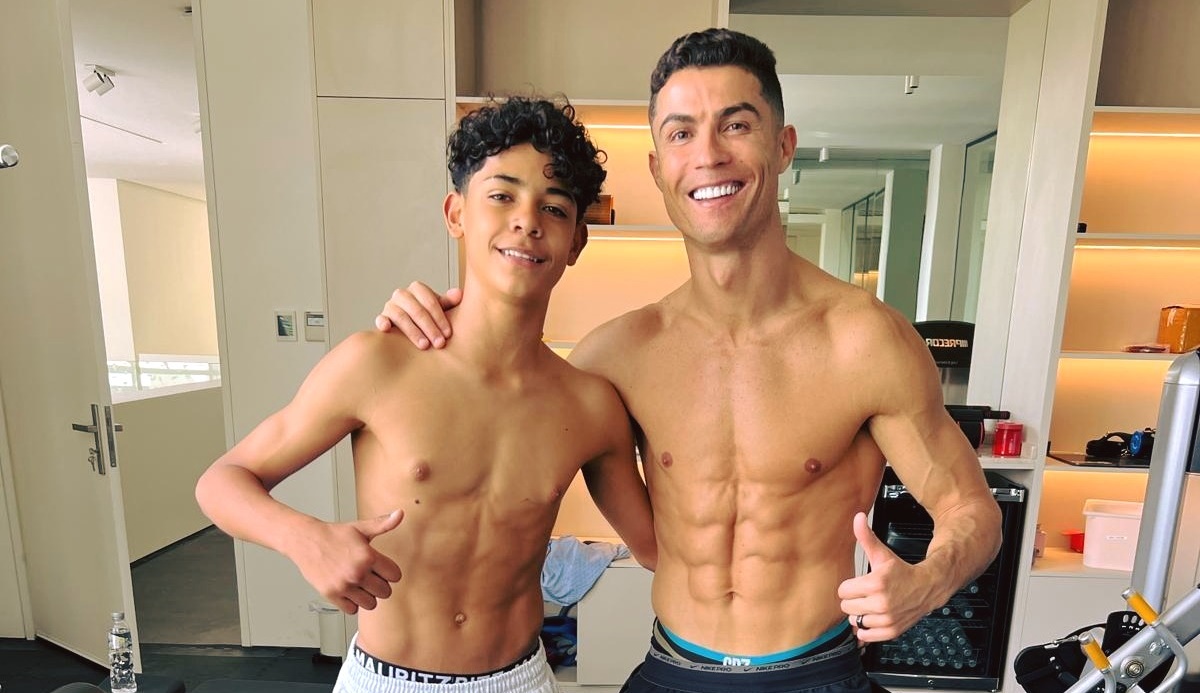 Cristiano Ronaldo et son fils de 13 ans dévoilent leurs abdos